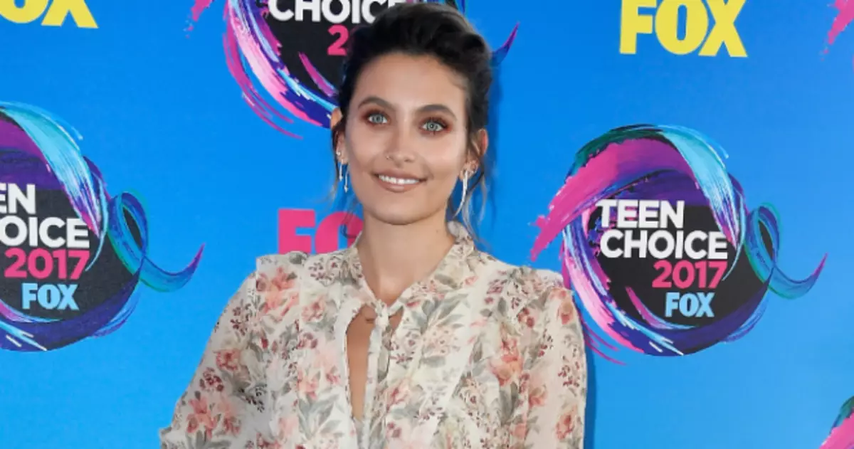 Paris Jackson met donker haar Kleur- en andere Sterren op Teen Choice Awards 2017