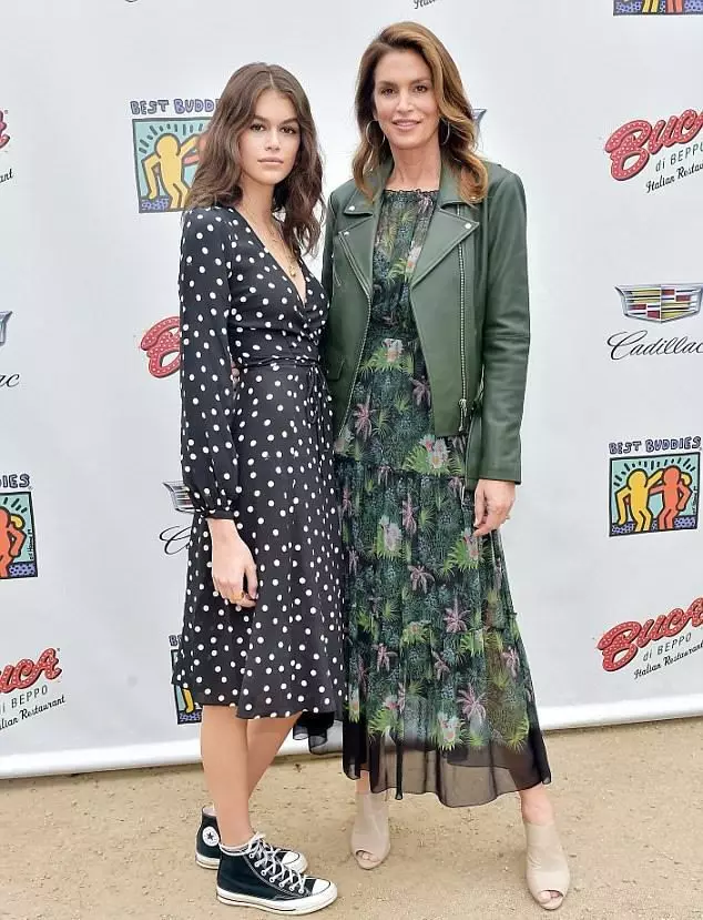 Cindy Crawford dhe Kaya Gerber në Buddies Best Dita e Mafinës së Nënës