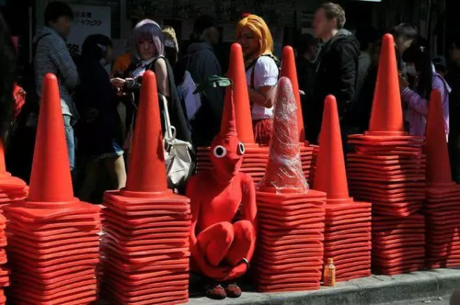 Homem de terno vermelho