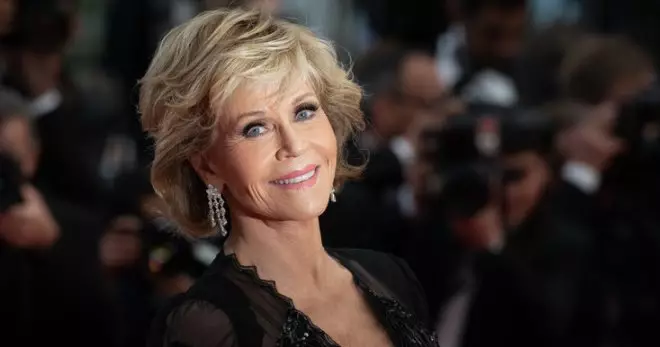 Dywedodd Jane Fonda am pam na all menywod wrthod gweithrediadau plastig