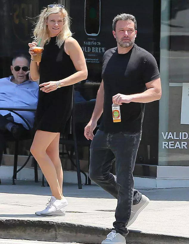 Ben Affleck e Lindsay Shukuk in merito alla caffetteria Starbucks a Brentwood