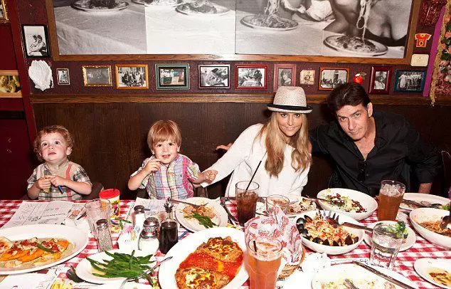 Brooke, Charlie Sheen su savo sūnumis 2011 m