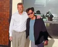 Charlie Sheen mit seinem Immobilienmakler Scott Vaire auf der Veranda eines neuen Hauses
