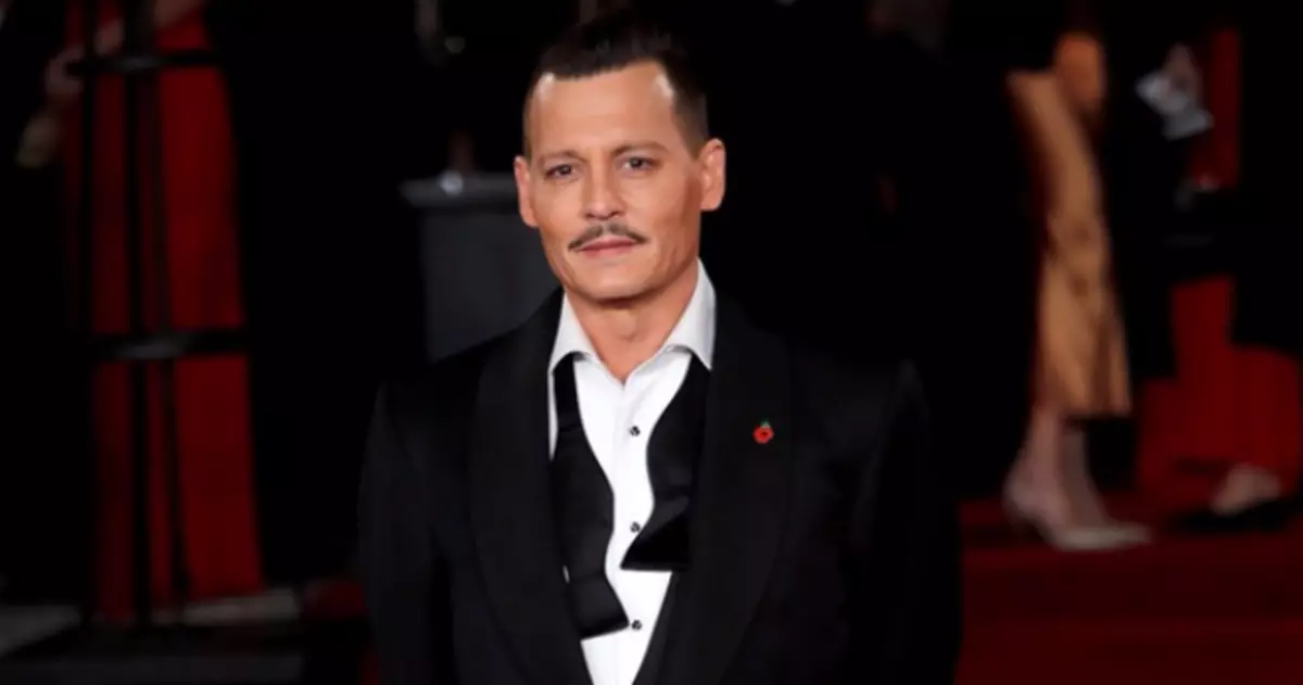 Johnny Depp surprised by a new image at the premiere of the sensational detective