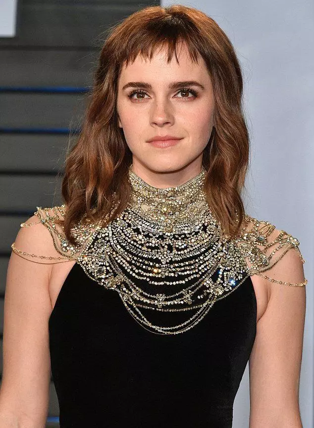 Lüks bir elbiseyle Emma Watson