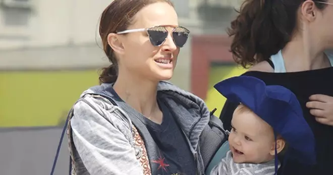Natalie Portman piesaistīja uzmanību, staigājot ar vienu gadu vecu meitu Losandželosā