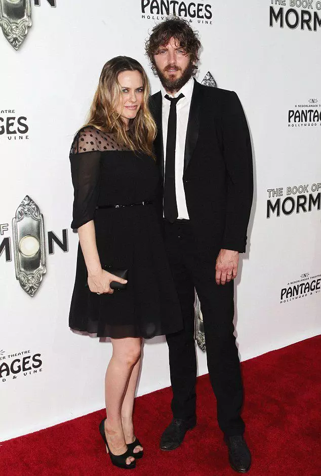 Alicia Silverstone dan suaminya Christopher Dzareki pada 2012