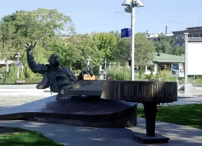 Monument to Arno Babagazyan