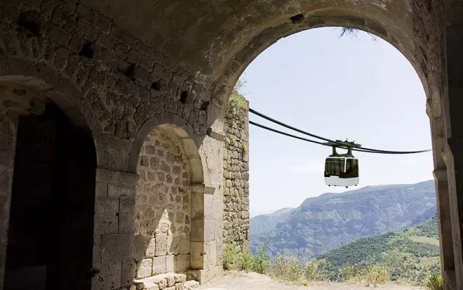 Kabel Row Wings Tatev mehmonlarni to'g'ri monastirga etkazib beradi