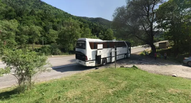 Autobusi i fluturimit në manastir