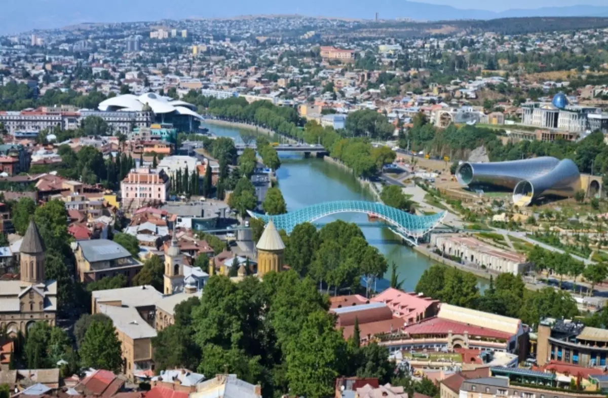 Guarda di Tbilisi dall'altezza del lago