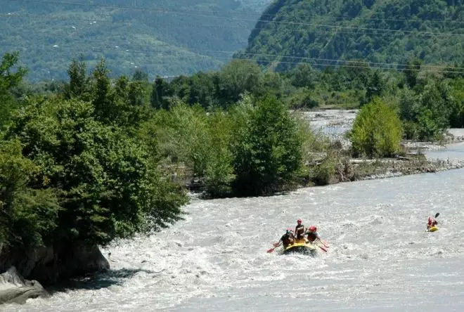Rioni પર rafting.