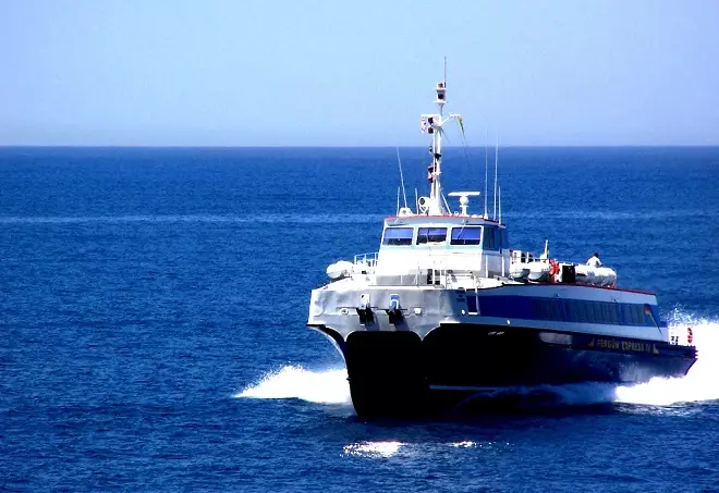 Ship kutoa watalii kwa Reef tubbataha.