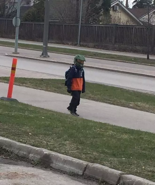 Batang lalaki sa helmet