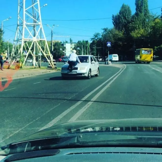 Chico en un pozo