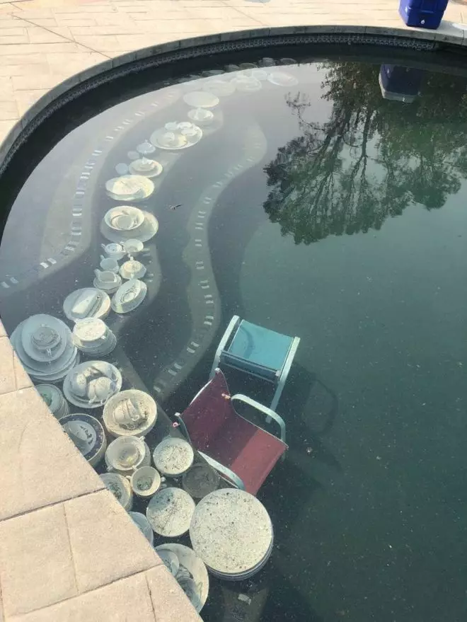 Utensílios de mesa na piscina