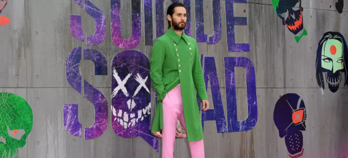 Jared été dans un imperméable vert