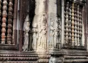 Rzeźby na ścianach świątyni
