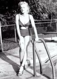 Marilyn Monroe in der Nähe des Pools