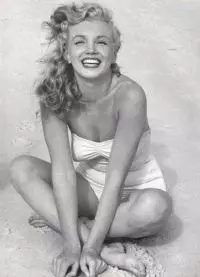 Marilyn Monroe thích đồ bơi của tông màu nhẹ