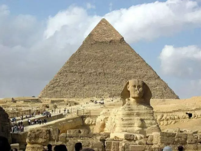 Sphinx på bakgrunden av pyramiderna