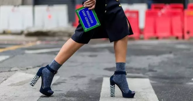 Sandálias de meias femininas femininas - Como usar, que sandálias e meias, em um calcanhar, solas planas, uma cunha, plataforma, denim