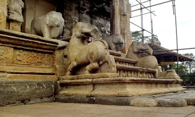 भव्य ढु stone ्गा ढुवानी