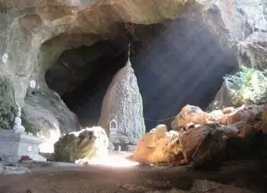 Pagode dans la grotte