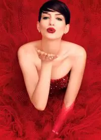 Ann Hathaway sofistikatua Harper-en Bazaar-entzat