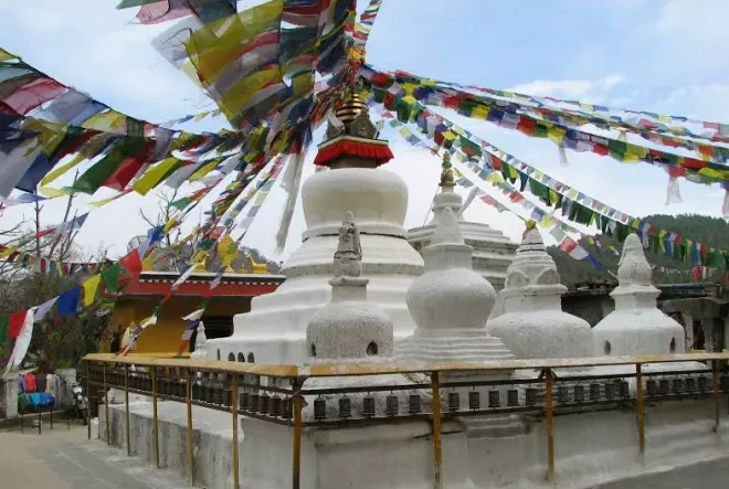 Stupa yn Namo Bwdha