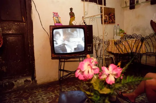 Les Cubains regardent la télévision