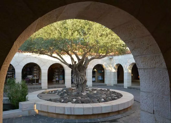 Corresponding courtyard church