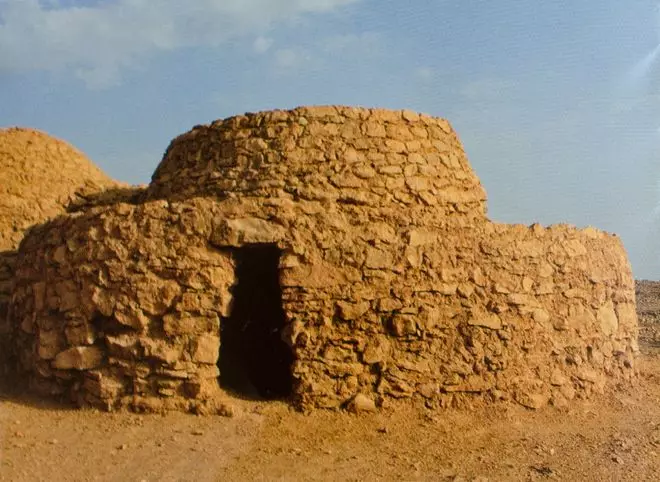 En av graven som finnes ved foten av Jebel Hafit