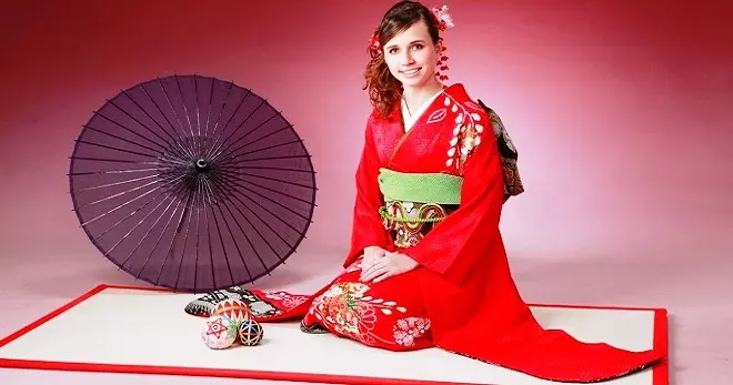 Sieviešu apģērbi Kimono - kleita, mētelis, peldmētelis, blūze, krekls, kostīms, īss, mājām, ar džinsiem, svārki, ko valkāt?