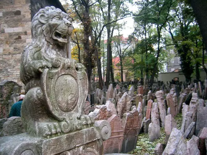 Lumang Jewish Cemetery.