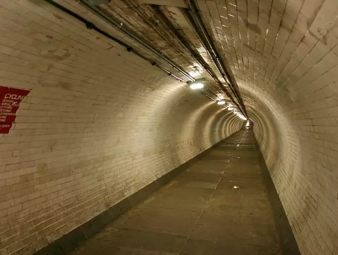 Foussgänger Tunnel ënner der Thame