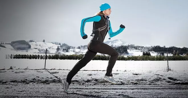 Ausrüstung und Bekleidung für den Winter läuft - Zeit Unterwäsche, Anzug, Jacke, Mütze, Schal, Maske, Handschuhe