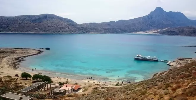 Os turistas podem ter um lanche e nadar