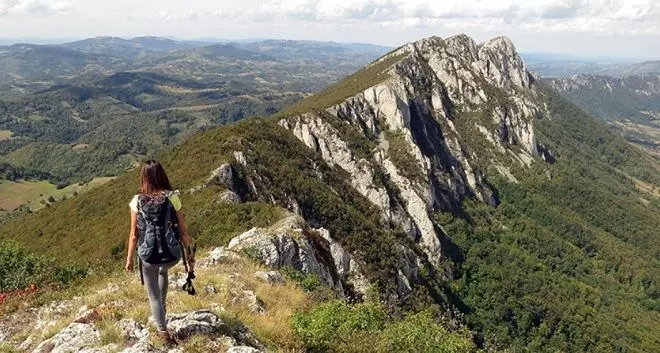 Trekking in der Nähe des Berges Tolle Kras