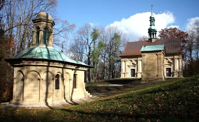 Kapele, nameščene vzdolž navzkrižne kapi, Calvory Zebzhidovsk