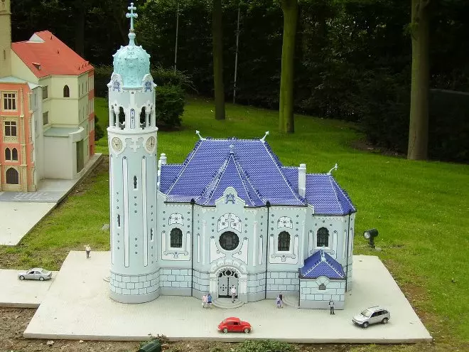 Modelo de Bratislava Blua Preĝejo en Mini Eŭropo Park en Bruselo