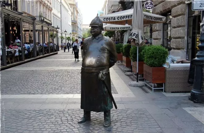 Statuja Tolstoy policijas