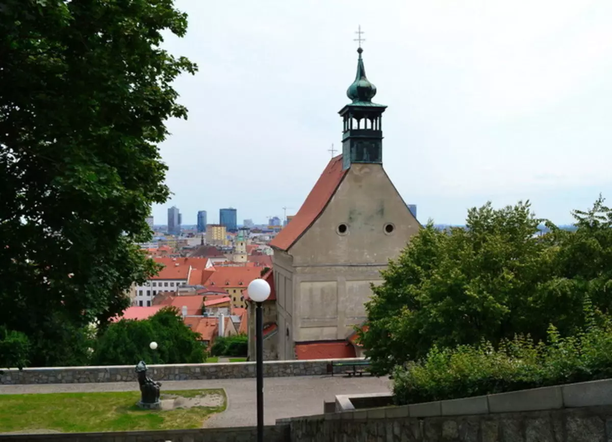 Die pad na die kerk leuens deur 'n skilderagtige park