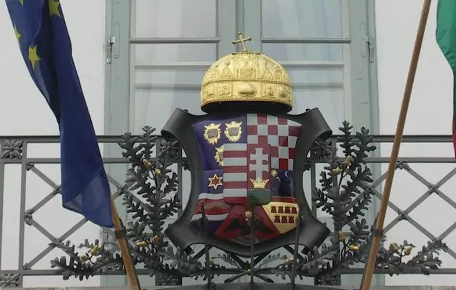 Herb of Hungary, who is crowned with a metal balustrade