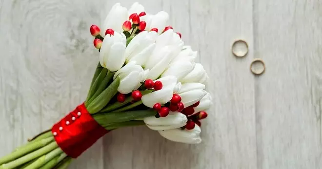 Hermoso ramo de boda con estilo de tulipanes e iris, rosas, peonías, fresia