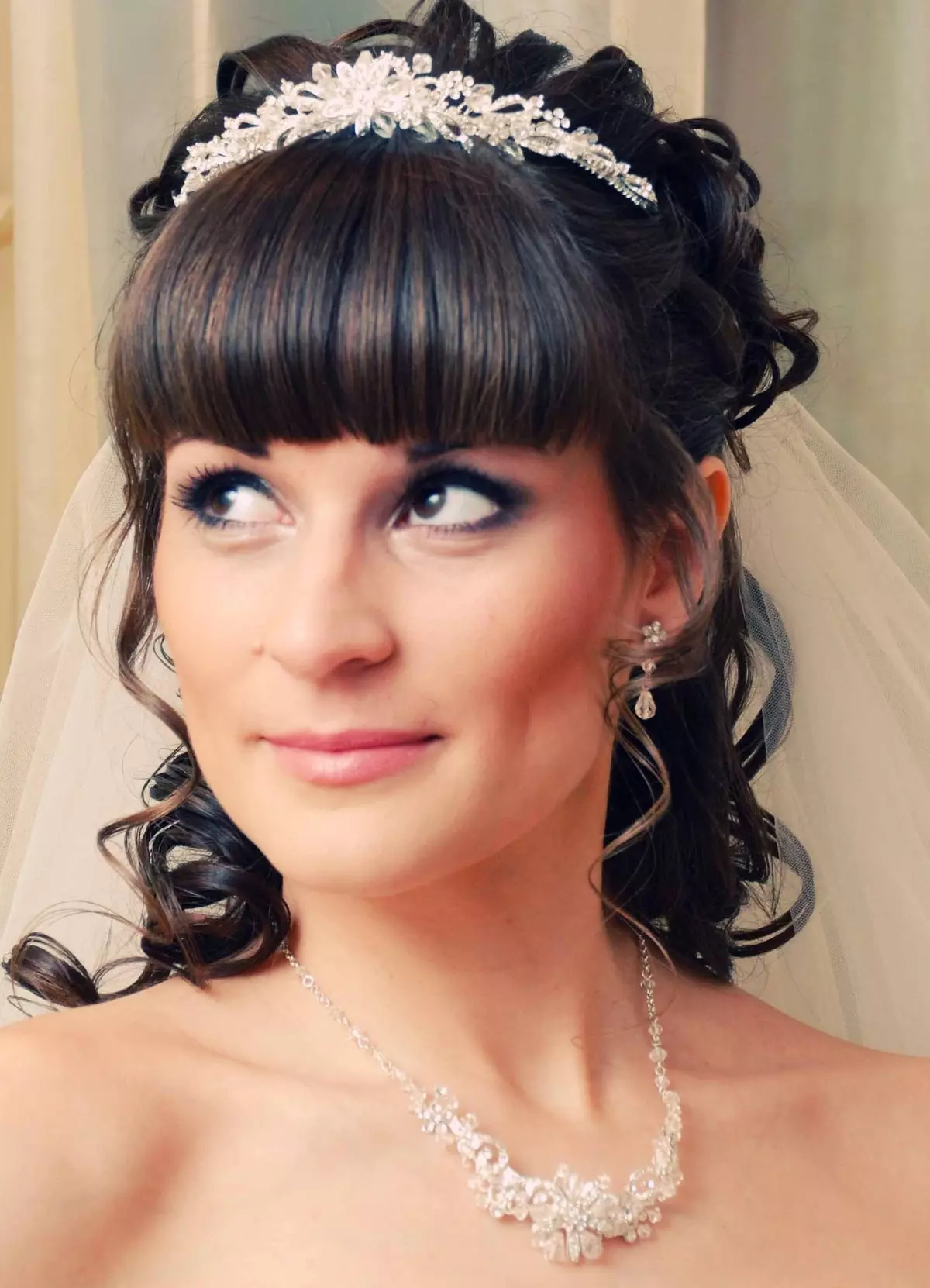 Diadhem və Fata ilə Wedding Hairstyles