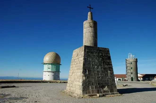 Segno del memoriale in cima a Torre