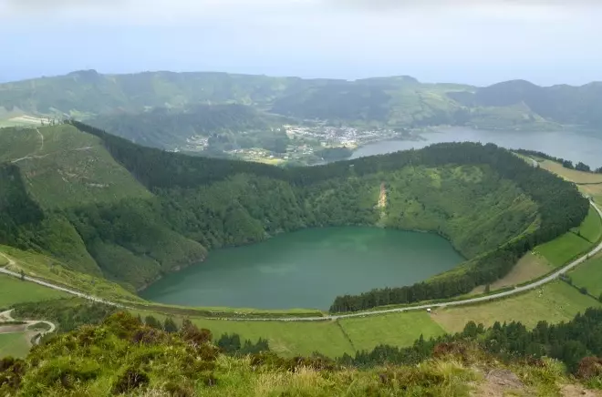 Ninu nẹtiwọọki crater-bapadish loni ni adagun