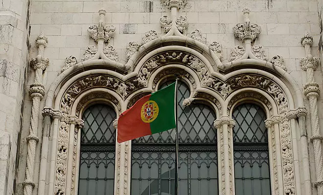 Acabado exterior y bandera de Portugal.