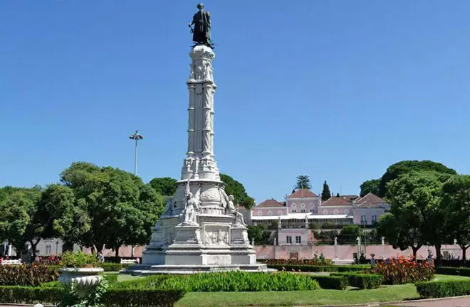 Parque frente al palacio.